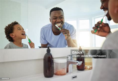 치과 양치질 그리고 아버지는 유대감 아침 일과 및 청소를 위해 욕실에서 아들과 함께합니다 건강 신선함 위생을 위해 집에서 흑인 남성과 아이와 함께 가르치고 자기 관리하고