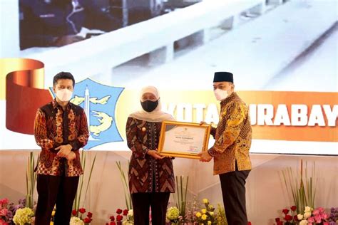 Pemkot Surabaya Terima Penghargaan Pembangunan Daerah Terbaik I Tahun Suara Surabaya