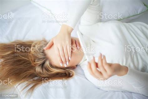 긍정적인 임신 테스트입니다 젊은 여자 집에서 임신 테스트 결과 보고 후 우울 하 고 슬픈 느낌 걱정하는에 대한 스톡 사진 및 기타 이미지 Istock