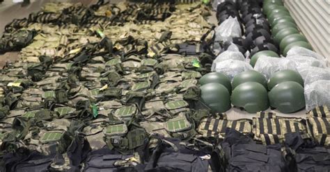 Зимовий одяг каски та бронежилети Британія передала Україні новий пакет військової допомоги