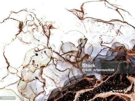 추상적 인 검은 색 갈색과 금색 알코올 잉크 페인트 대리석 액체 예술 수채화 벽지 포스터 갈색 수채화 유체 페인팅 벡터 디자인 카드 초대장에 대한 스톡 벡터 아트 및 기타