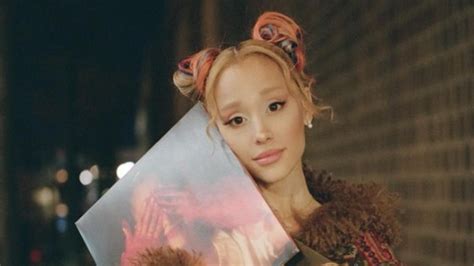 Ариана Гранде издаде новия си албум Eternal Sunshine ВИДЕО