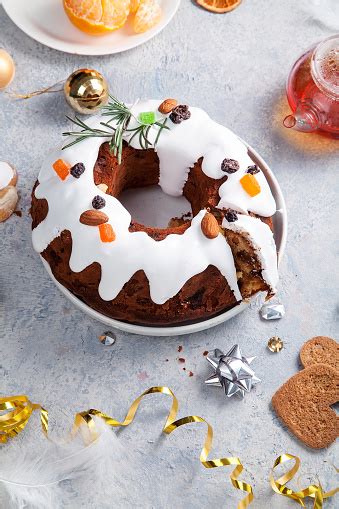 말린 과일과 럼과 설탕 유약에 배어 전통적인 크리스마스 케이크 심장모양의 생강 쿠키와 티 타임입니다 축제 장식으로 크리스마스 배경입니다 12월에 대한 스톡 사진 및 기타