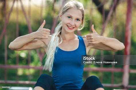 블루 셔츠에 맞는 여자와 공원 체육관에서 레 깅 스 카메라 보고 웃 고 엄지를 보여줍니다 가냘픈에 대한 스톡 사진 및 기타 이미지 가냘픈 건강한 생활방식 결심