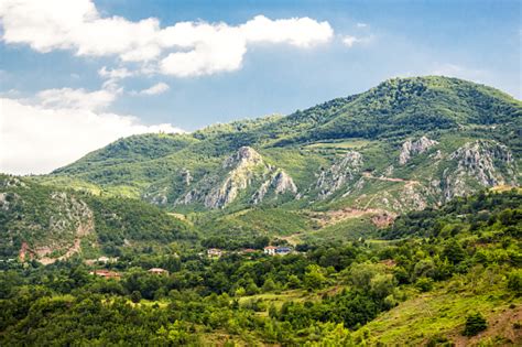 화창한 여름 날에 아름다운 산 풍경 몬테네그로 알바니아 디나릭 알프스 발칸 반도 엽서 배너 포스터 포스터 전단지 카드에 사용 0명에 대한 스톡 사진 및 기타 이미지 Istock