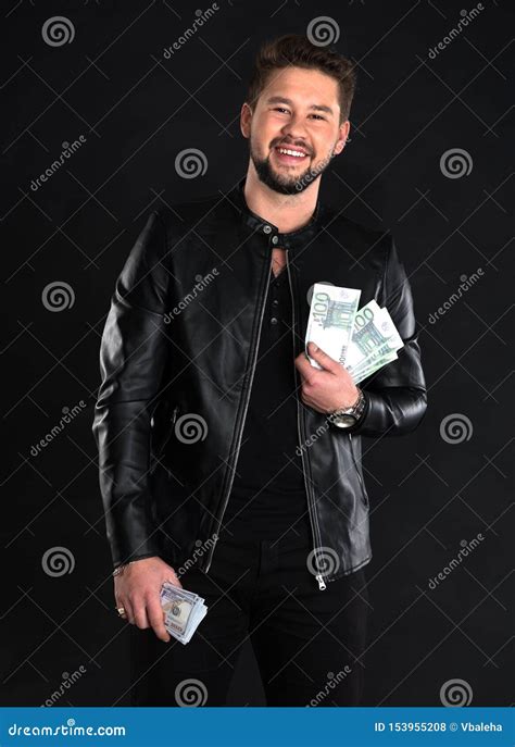 Jonge Knappe Mens In De Zwarte Rekeningen Van De De Holdingsdollar Van Het Leerjasje Stock Foto