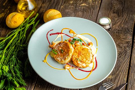 나무 소박한 배경 상단과 측면 둥근 접시 둥근 고기 커틀릿 야채 채소 미트볼 0명에 대한 스톡 사진 및 기타 이미지 0명 고기 구이 Istock