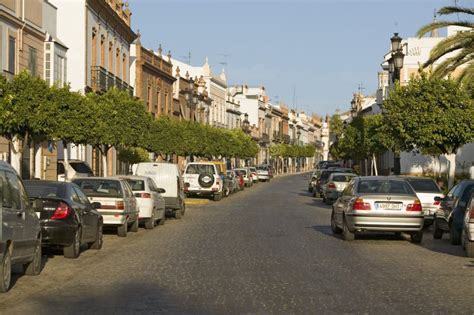 Дерево выровняло узкую улицу деревни в южной Испании с шоссе A49 к западу от Севильи