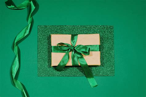 성 패트릭의 날 축하 녹색 레프레천 모자 녹색 배경에 선물 상자 0명에 대한 스톡 사진 및 기타 이미지 0명 2022년 개념 Istock