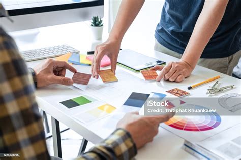 현대 사무실에서 작업 하는 그래픽 태블릿 및 컬러 스와에 스케치 젊은 인테리어 그래픽 디자이너 작업 하우스 프로젝트의 팀 디자인 창의적인 영감과 상상 개발에 대한 스톡 사진