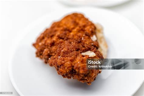 치킨 샌드위치 아침 비스킷 빵 빵에 튀긴 바삭한 고기 부엌 테이블 접시에 흰색 접시에 신선한 패스트 푸드 매크로 근접 촬영 플랫 탑 뷰 0명에 대한 스톡 사진 및 기타