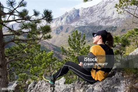 여성 등산객은 자갈에 앉아입니다 국립 공원 Paklenica Velebit의 부분 크로아티아에서 가장 큰 산 범위입니다 크로아티아에 대한 스톡 사진 및 기타 이미지 Istock