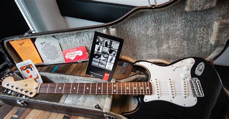 흰색과 검은 색 Stratocaster 일렉트릭 기타 케이스 포함 · 무료 스톡 사진