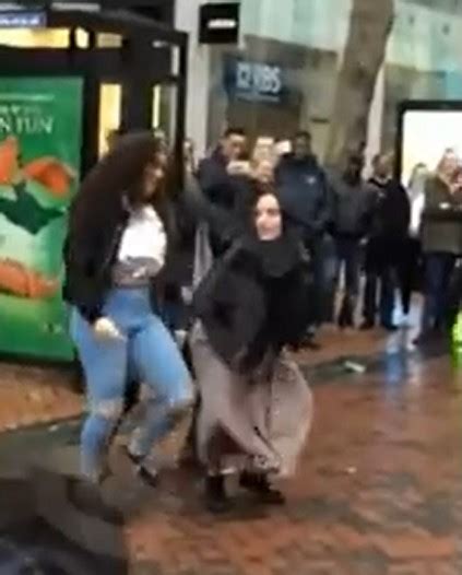 Video Muslim Girl Twerking In Public While Wearing Her Hijab