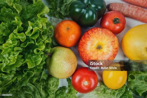 신선한 작물의 무리 유전자 변형 요리없음 비건 및 채식주의 영양 식탁에 건강한 바이오 푸드를 가까이서 보시고 자합니다 농장 정원에서 생산된 유기농 과일과 채소 감귤에 대한