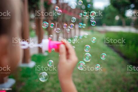 공원에서 비누 거품을 불고 소녀 행복한 어린 시절 여름에 활동적인 주말 야외 마술사에 대한 스톡 사진 및 기타 이미지 마술사 시간 하늘 Istock