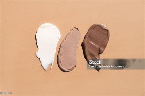 파스텔 베이지 색 배경에 화이트 크림 질감 화장품 마스크 밤 젤 얼굴을위한 기초의 얼룩 보습제에 대한 스톡 사진 및 기타 이미지