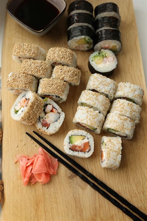 간장 고명 니트로 스시 롤 다양한 초밥 둥근 접시 레스토랑 마키 롤 맛 맛있는 먹음직스러운 물고기 미식가 별미 사시미 생생한 색상 생선 스시