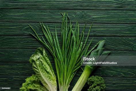 나무 테이블 건강 한 먹는 개념에 녹색 양파 부추와 파 슬 리의 상위 뷰 0명에 대한 스톡 사진 및 기타 이미지 0명 건강한 생활방식 건강한 식생활 Istock