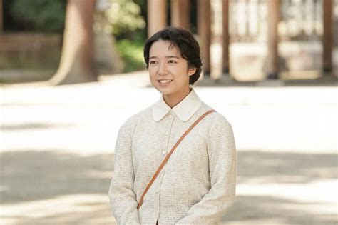 連続テレビ小説「カムカムエヴリバディ」第34話。朝丘神社にて。ロバートからある提案をされる安子（上白石萌音）（c）nhk ― スポニチ