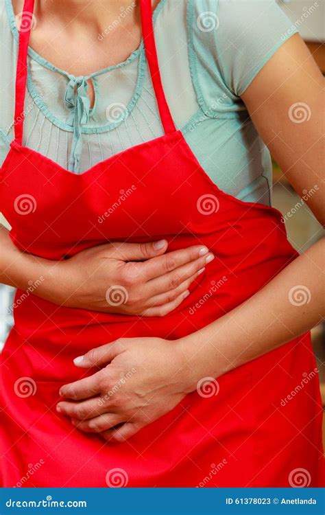 Donna Che Soffre Dal Dolore Addominale Di Dolore Di Stomaco Immagine