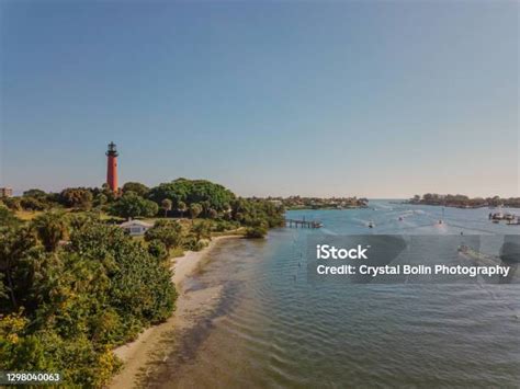 2021년 1월 중순 플로리다 주 목성 비치의 청록양수와 목성 등대에서 이동하는 보트의 주말 공중 전경 주피터 플로리다에 대한 스톡 사진 및 기타 이미지 Istock