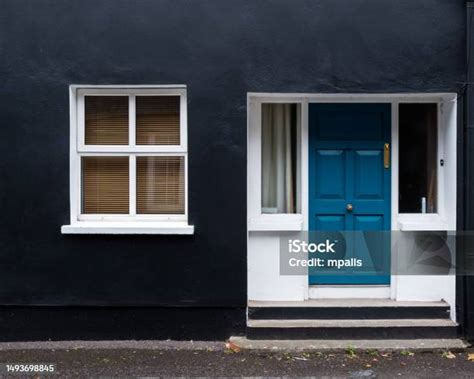 아일랜드의 닫힌 창문과 문이 있는 전통적인 다채로운 집 외관 문에 대한 스톡 사진 및 기타 이미지 문 사진 이미지 아일랜드 북유럽 Istock