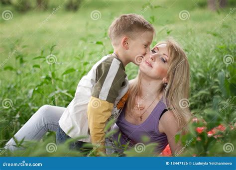 Mère et fils heureux photo stock Image du joie amusement