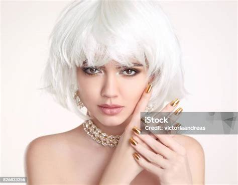 뷰티 금발입니다 금발 밥의 헤어스타일 잘 손질 된 손톱입니다 화장 짧은 머리 패션 여자 모델 황금 보석에 고립 된 흰색 배경을 설정합니다 가발에 대한 스톡 사진 및 기타