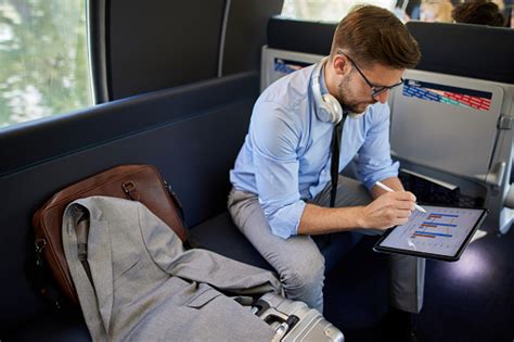 기차로 여행하는 동안 디지털 태블릿으로 작업하는 사업가 교통수단에 대한 스톡 사진 및 기타 이미지 교통수단 기차 남성 Istock