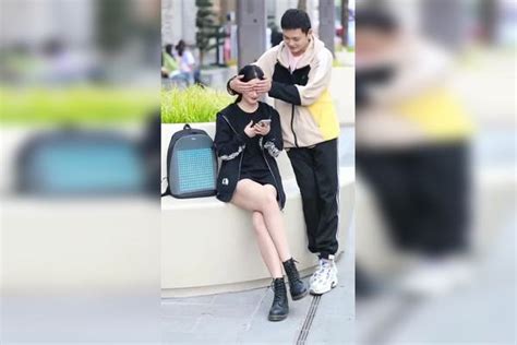 街拍：小哥内心只要我跑的够快，就连我的鞋子都追不上我