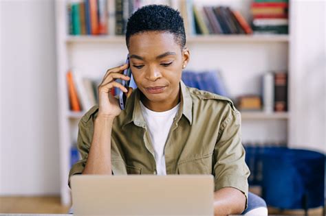 직장 책상에 앉아 있는 아프리카계 미국인 젊은 사업가 스마트폰으로 전화 사무실에서 노트북 작업 집에서 일하는 프리랜서 소녀 25 29세에 대한 스톡 사진 및 기타 이미지