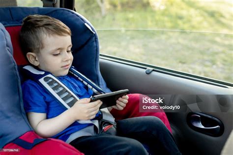 카시트에 앉아 지루한 어린 소년의 초상화 어린이의 교통안전 2 3 살에 대한 스톡 사진 및 기타 이미지 2 3 살 교육 교통수단 Istock