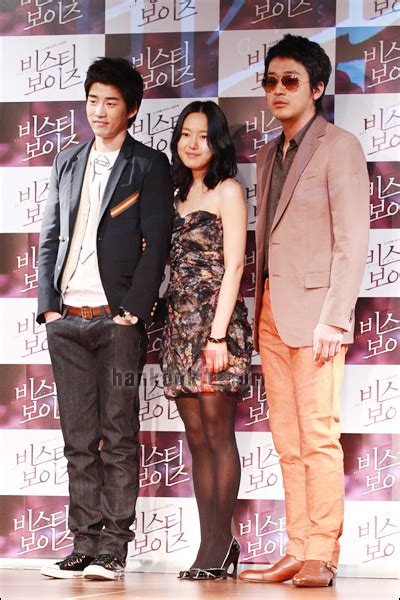 윤진서 침대 위 상반신 전라 노출 파격