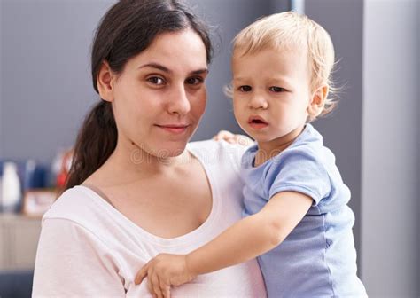 Madre E Hijo Sonriendo Confiados Parados En Casa Foto De Archivo Imagen De Casero Hembra