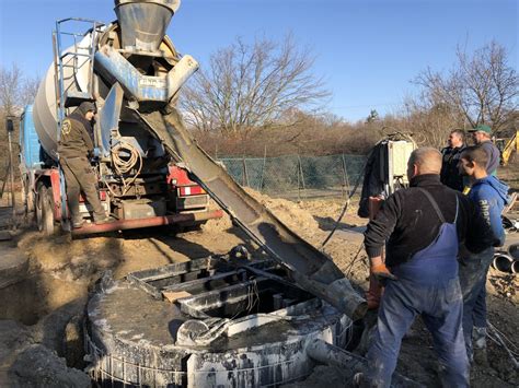 Recinstruction Of A Sewage Interceptor With Polyethylene Manhole Lining Aquametal