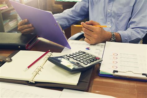 사업 논의 월별 판매 예측 분석 차트 및 계산 결과 빈티지 효과 위해 계산기를 사용 하 여 비즈니스 및 금융 사무실 작업의 개념 개념에 대한 스톡 사진 및 기타 이미지