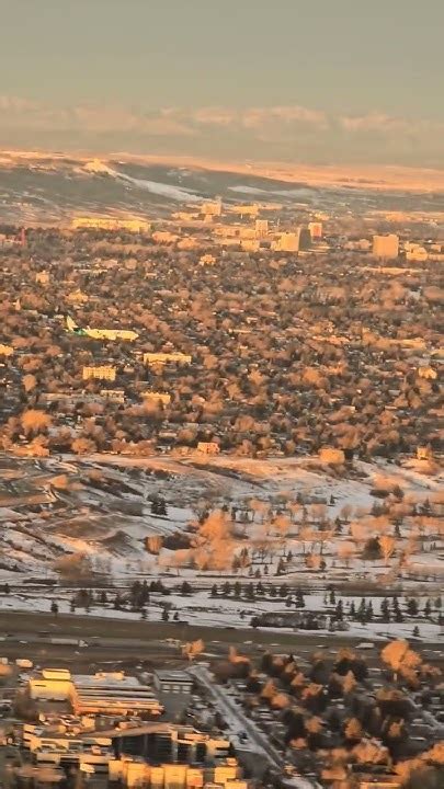 뱅기 하강중에 창문 너머로 옆 비행기가 보였어요 햇빛에 반짝이는 세상과 나란히 가는 비행기를 보니 와~ 하고 탄성이 저절로 나왔어요 오늘도 행복하세요 비행기