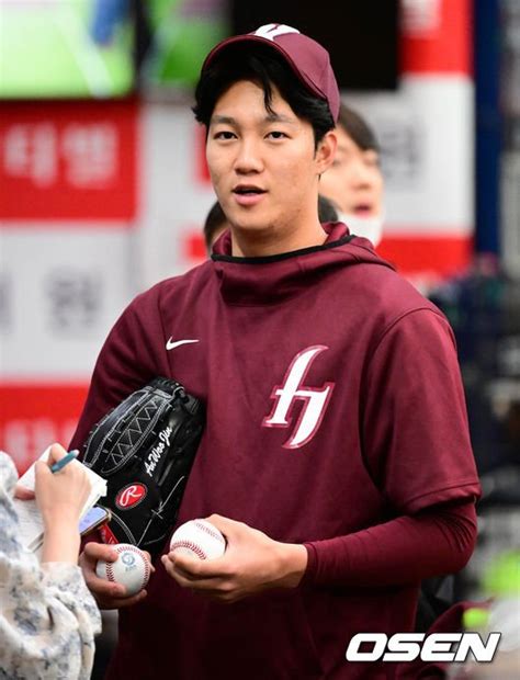 사진 안우진 시범경기 취재진과 인터뷰 네이트 스포츠
