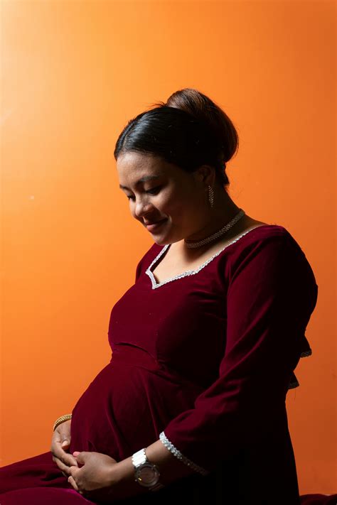 가족 갈색 바지 경치가 좋은 계절 고요한 기다리는 기대하는 나이 낮 내용 라이프스타일 모델 모성 물