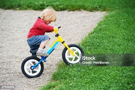 행복 한 유아 어린이 소년 승마 자전거 아이 자전거를 타고 즐기는입니다 건강한 생활방식에 대한 스톡 사진 및 기타 이미지 건강한 생활방식 귀여운 균형 Istock
