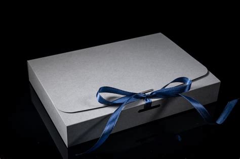 복사 공간이 있는 어두운 배경 가로에 고급 활이 있는 남자 선물 개념 선물 상자 프리미엄 사진