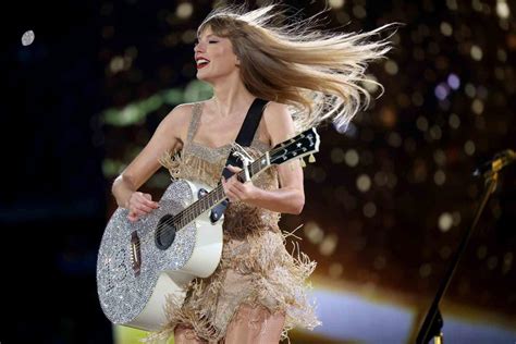 Taylor Swift Plays More Mashups As Surprise Songs During 1st Singapore