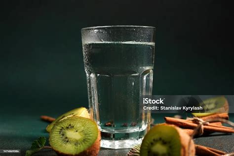 녹색 배경에 차가운 물 한 잔 슬라이스 키위 계피 스틱 Badyan 민트 잎으로 장식 복사 공간 0명에 대한 스톡 사진 및 기타 이미지 Istock