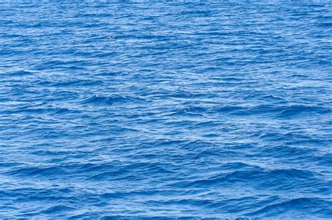 파도와 푸른 바다 표면 잔잔한 바닷물의 배경 프리미엄 사진
