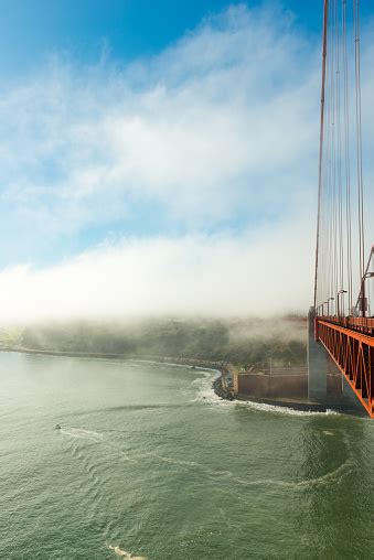 유명한 골든 게이트 브릿지의 일부입니다 샌 프란 시스 코 캘리포니아 근처 바다 해안입니다 0명에 대한 스톡 사진 및 기타 이미지 Istock