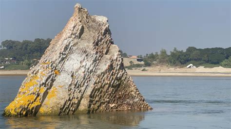 ข่าว Like สาระ น้ำโขงลดทำพระธาตุกลางน้ำเมืองหนองคายโผล่ ปชช แห่กราบไหว้ ขอพร