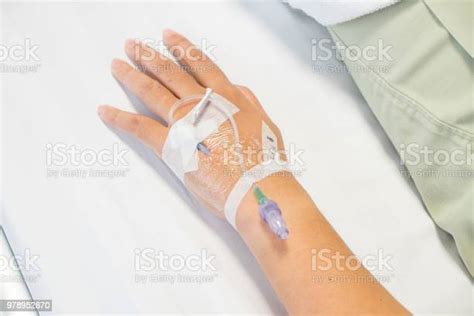 병 실에서 환자에 대 일 분 드립을 닫습니다 환자는 침대에 정맥 주사에 대한 스톡 사진 및 기타 이미지 정맥 주사 주사기 Stem 주제 Istock