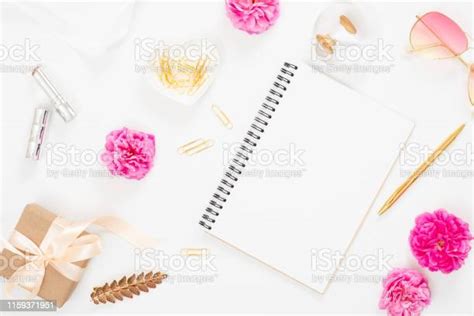 플랫 레이 홈 오피스 책상입니다 상단보기 빈 종이 메모장 분홍색 장미 꽃 봉오리 꽃잎 여성 액세서리 흰색 배경에 선물 상자 여성 책상 패션 블로거 뷰티 컨셉 0명에 대한