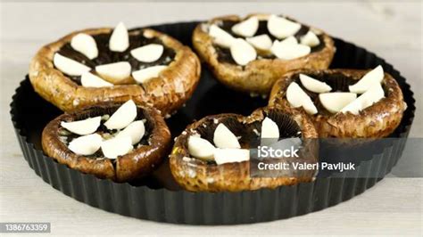 박제 포르토벨로 버섯 베이킹 접시에 치즈 토마토 파프리카로 채워진 생 샴페인 0명에 대한 스톡 사진 및 기타 이미지 0명 건강한 식생활 고르곤촐라 Istock